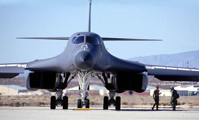 飞机资料库 之 B1-B轰炸机（美国）|轰炸机|雷达|机翼_新浪新闻