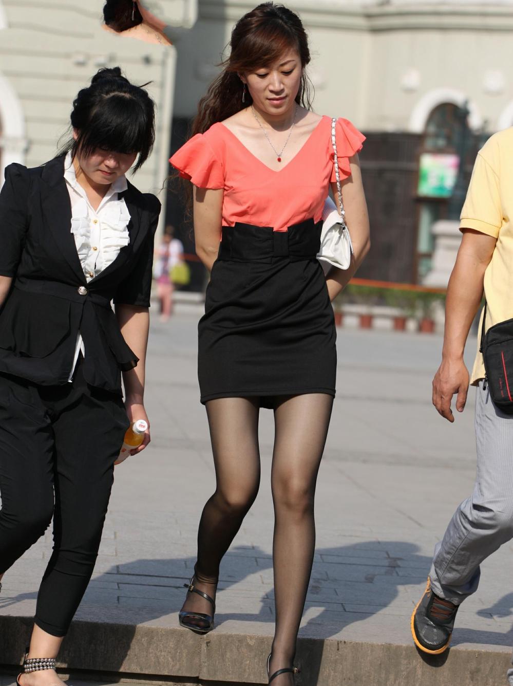 街拍 粉色上衣包臀裙配上黑丝袜 阿姨真的美翻了!