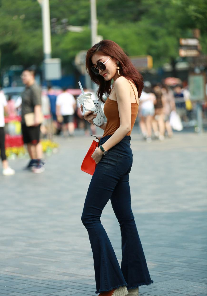 傲人身材的颜值美女,穿紧身喇叭裤显高显瘦显身材!