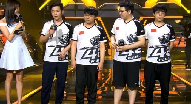 LOL笑笑吐槽韦神4AM吃鸡晋级：当年他在巴黎就哑火了！别吹