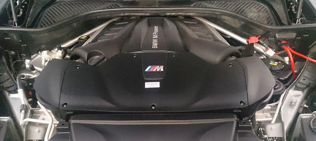 花174万元买宝马X5M性能SUV，看到驾驶室时朋友们都笑了