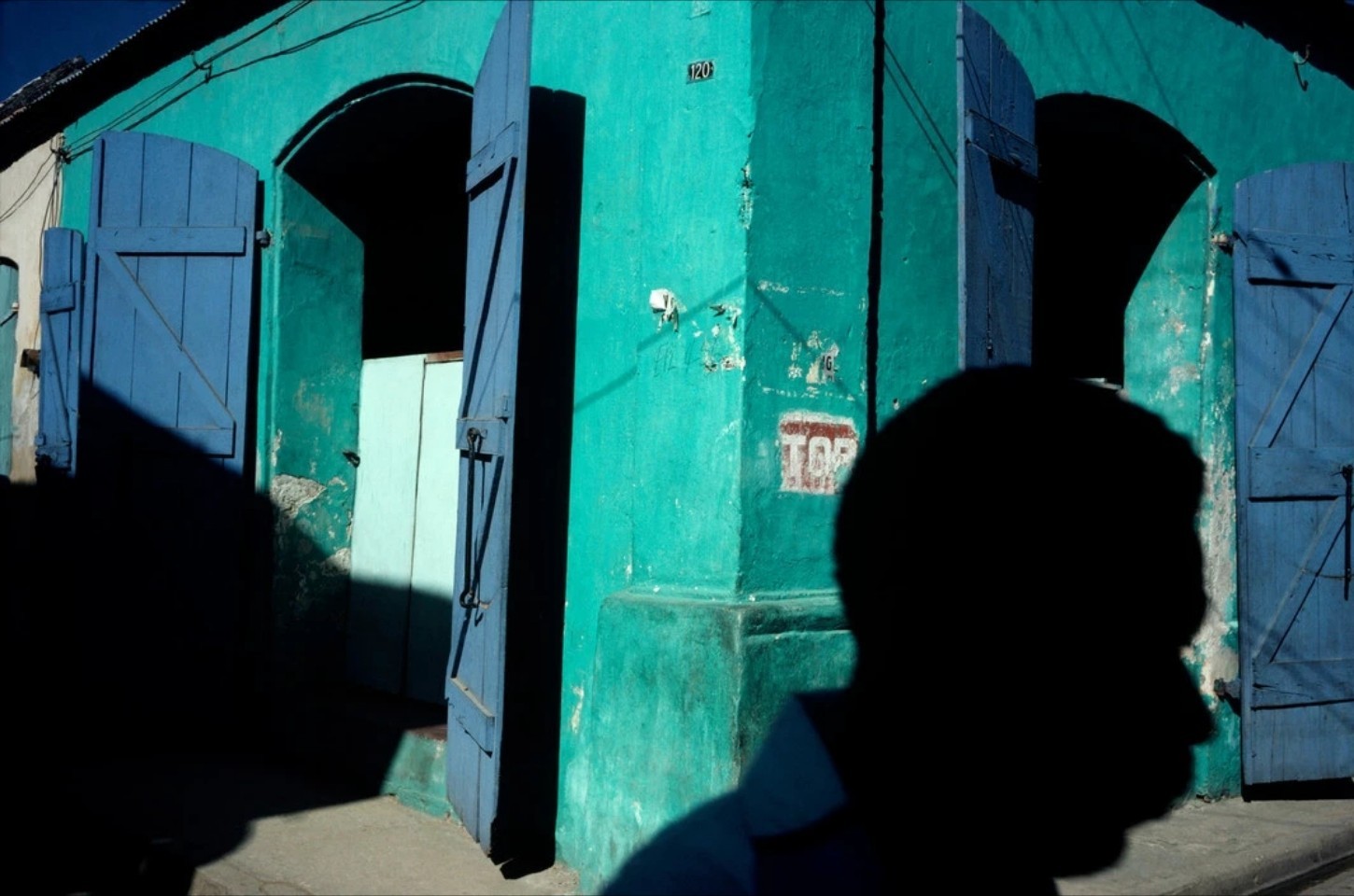 摄影师最基本的条件是好奇心丨马格南摄影师Alex Webb作品欣赏|摄影师|马格南|陶菲菲_新浪新闻