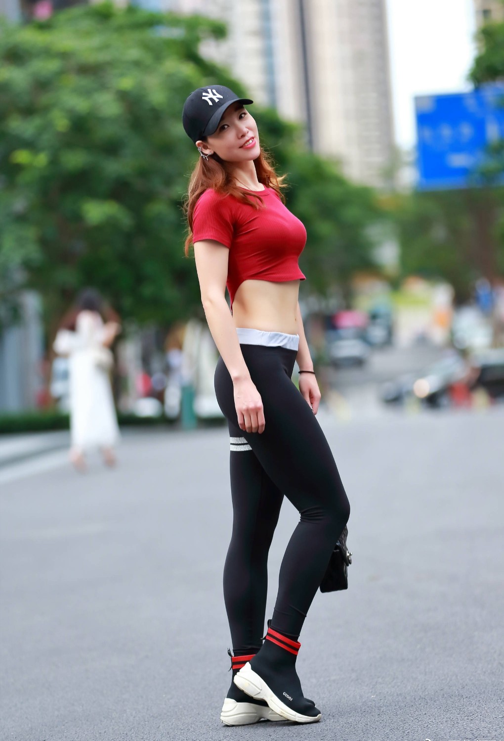 街拍爱健身的小姐姐,身穿紧身裤,性感好身材秀出来!