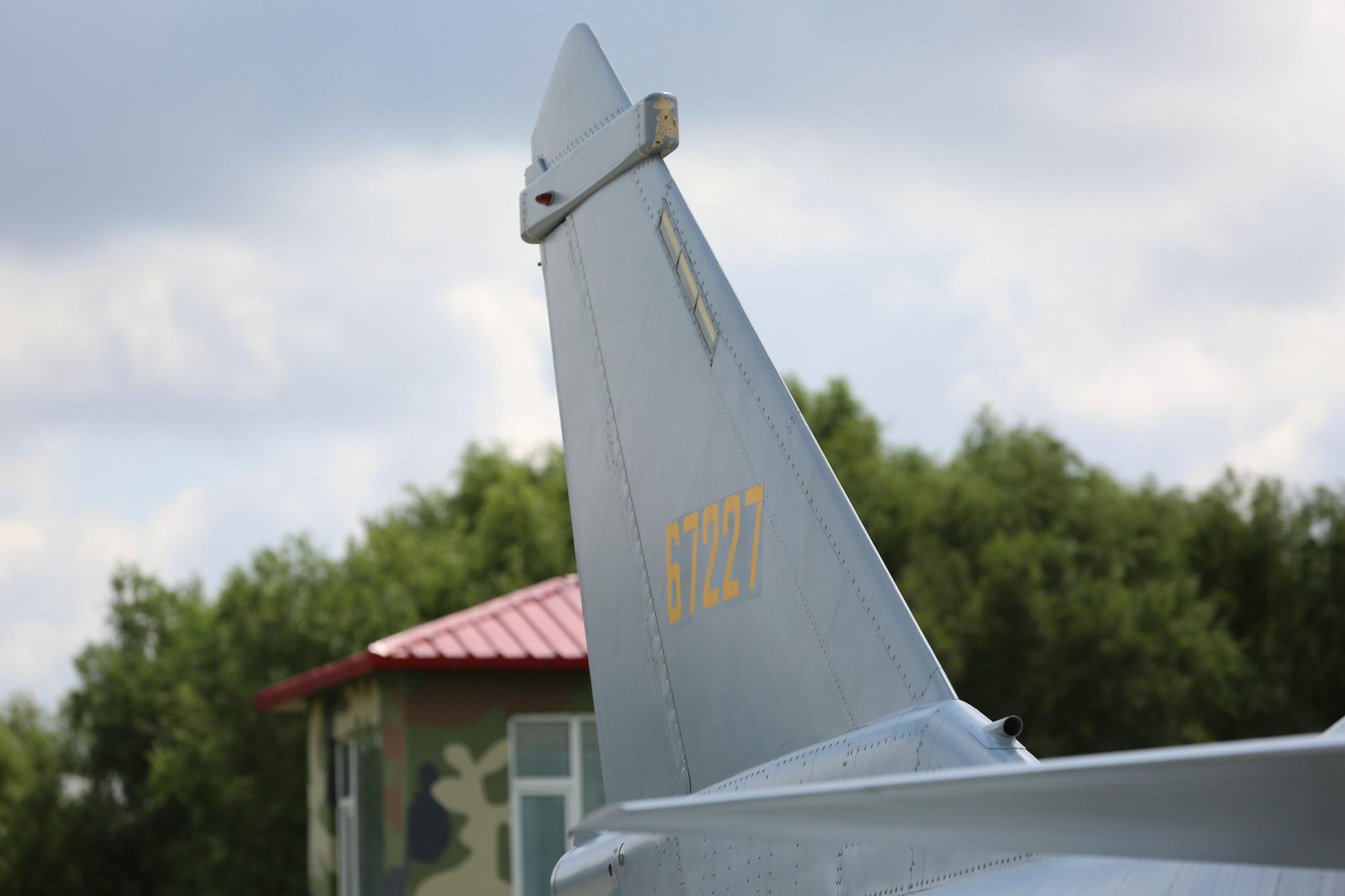 超音速反辐射导弹亮相空军开放日，歼10B战斗机全副武装