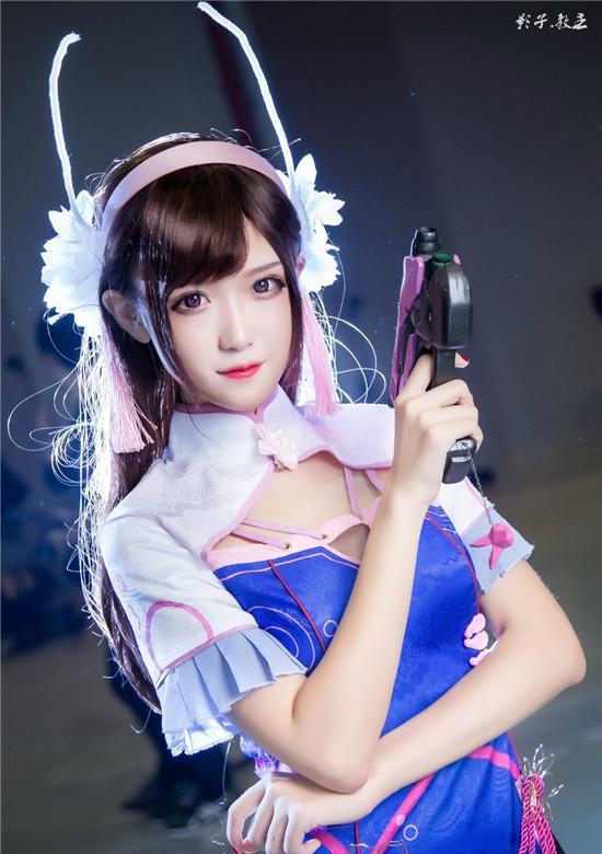 可爱萌妹Cos旗袍版D.Va, 肤嫩腿白姿势撩人心扉