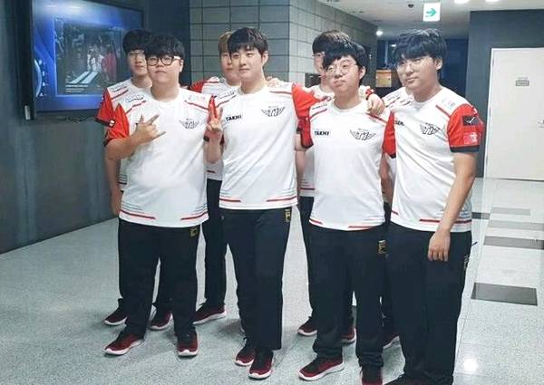 SKT打败GEN战队获得四连胜，Faker成为饮水机看护神|护神|饮水机|四连胜_新浪新闻