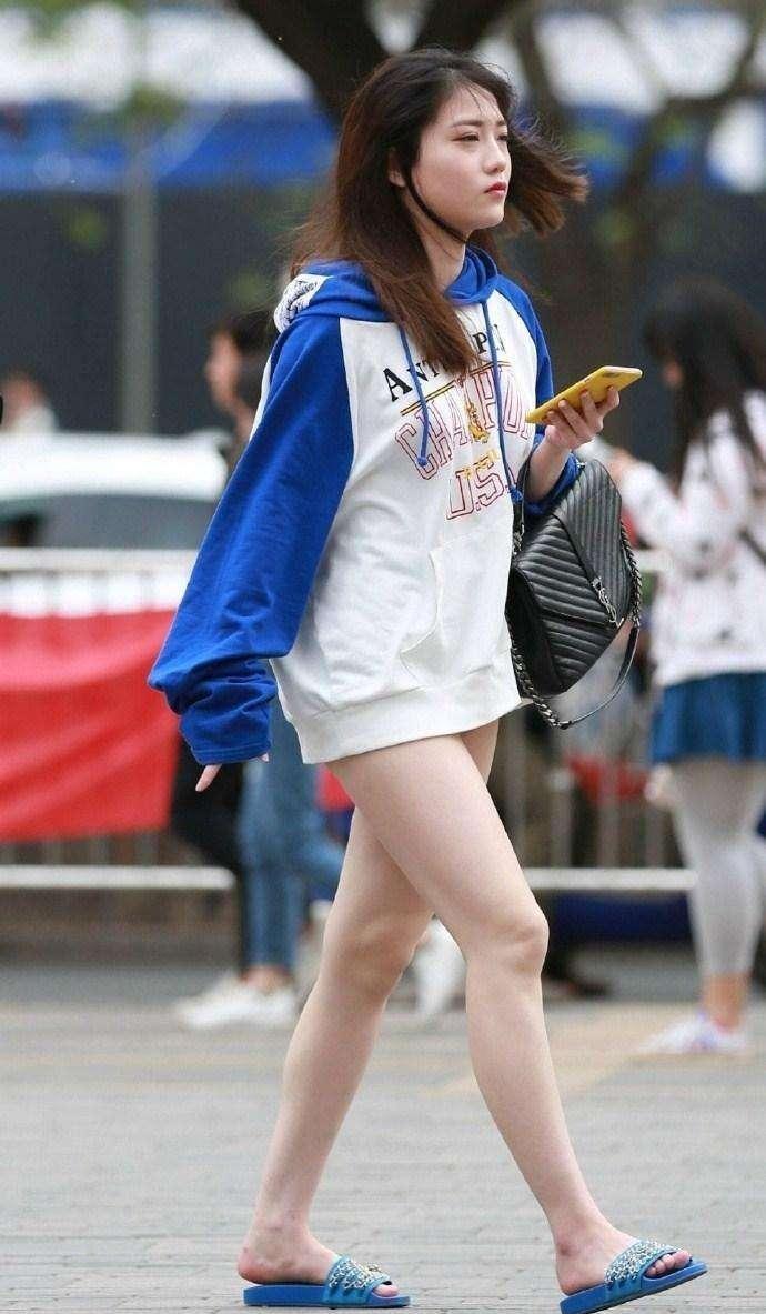 泉州小姐姐穿着真的够大胆 没穿裤子就出门