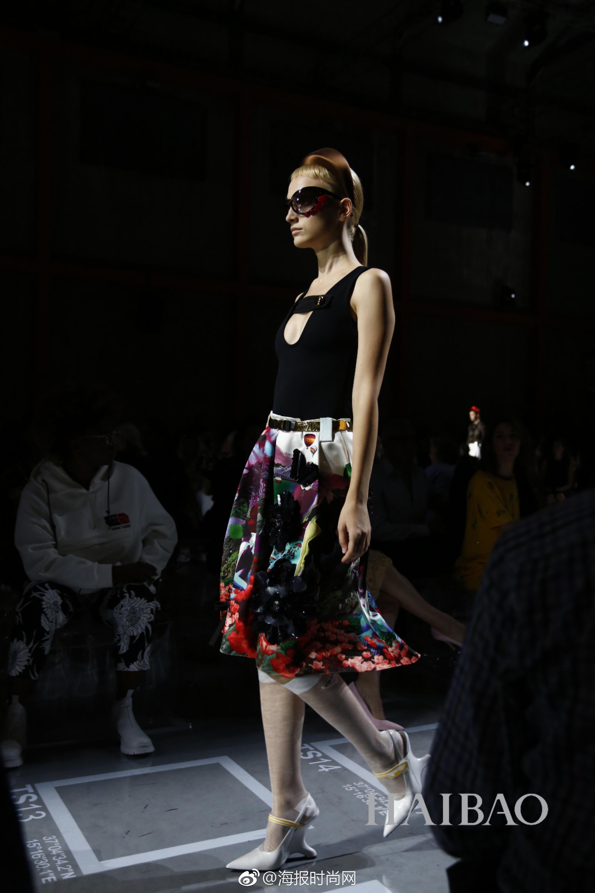 Prada 2019春夏秀场，铆钉衬衫，及膝丝袜，复古感碰撞前卫