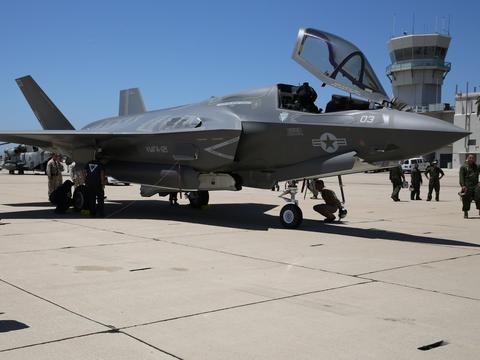 F35战机挂1000磅精确制导炸弹 夺取制空权并不是其主业|制空权|战机|联合攻击_新浪新闻