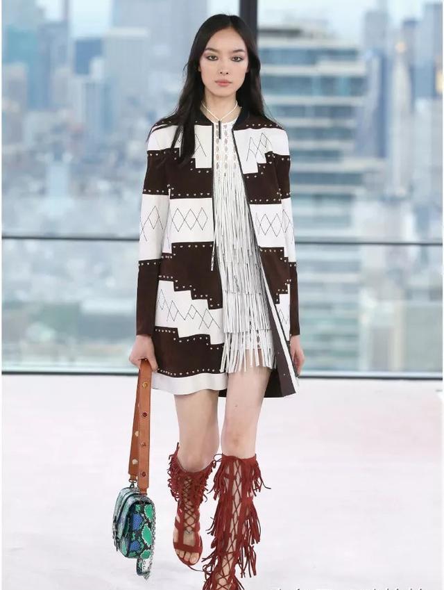 珑骧「Longchamp」70周年纽约时装周演绎“优雅不羁”动感魅力！_新浪新闻