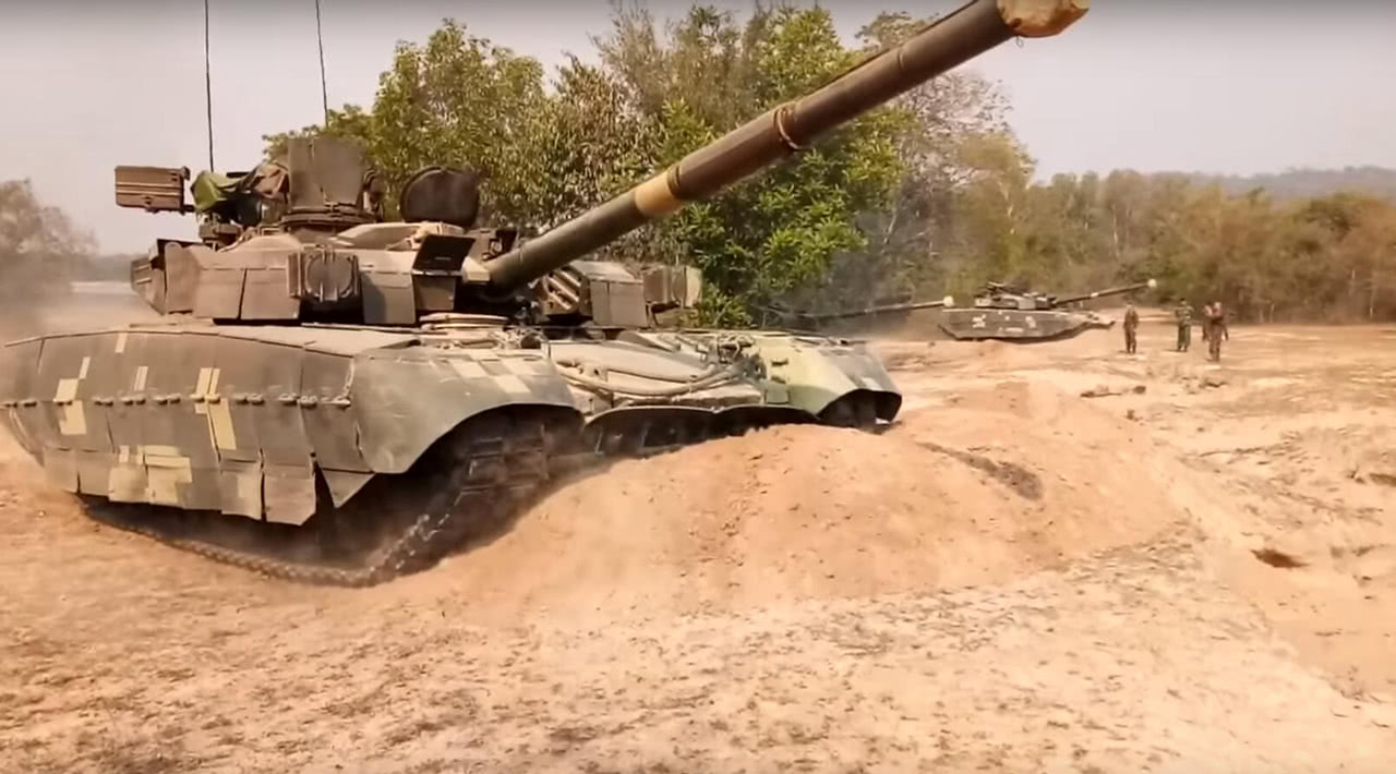 坦克也能当推土机用？泰国皇家陆军T-84秀绝活|泰国|坦克|堡垒_新浪新闻