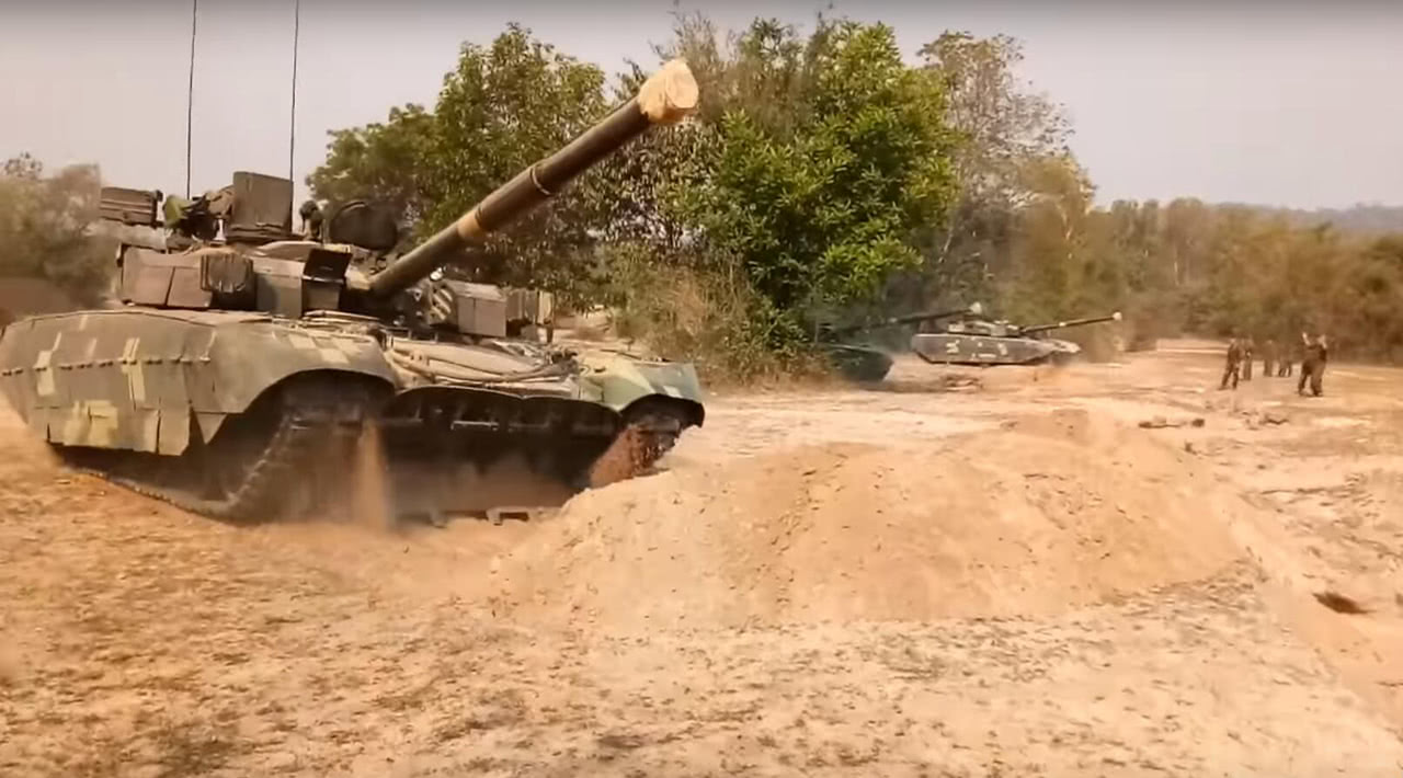 坦克也能当推土机用？泰国皇家陆军T-84秀绝活