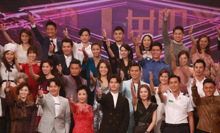 TVB台庆亮灯晚会合照：一姐位置无人能撼，网友：越来越多陌生人
