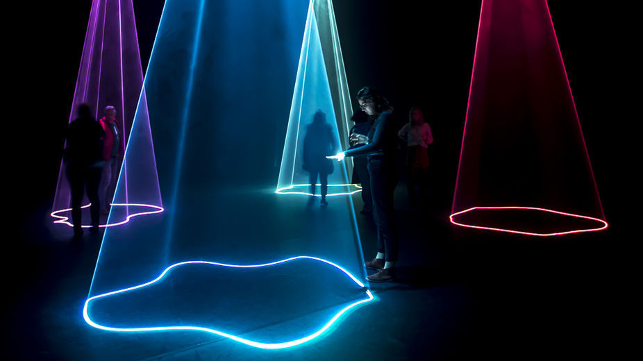 情感的光束由 Nick Verstand 工作室创作的视听艺术装置配备了多|情感|视听|变幻_新浪新闻