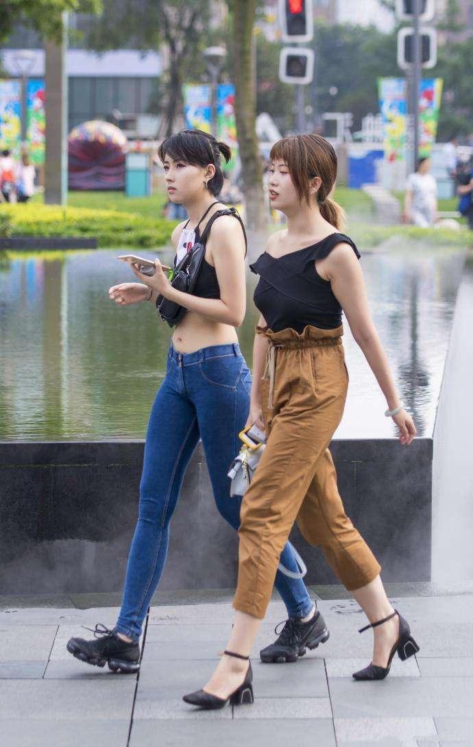 街拍 清新时尚的牛仔裤美女 尽显成熟女人味 让人一眼难忘