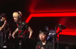 LOL洲际赛难忘瞬间！Doinb让人热血，香锅让人快乐！|香锅|热血|比赛_新浪新闻