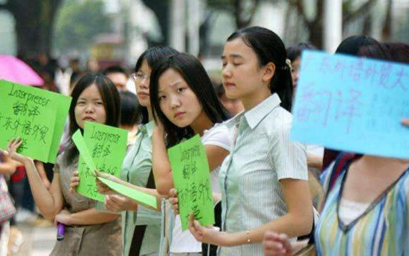 哥哥买房,上大学的妹妹给了20万,得知钱的来历,嫂子泪目