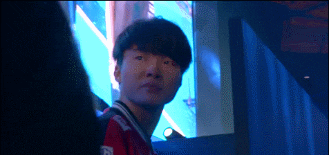 S7决赛幕后视频流出: Faker的这一个回眸, 看得人心碎!|鸟巢|回眸|决赛_新浪新闻