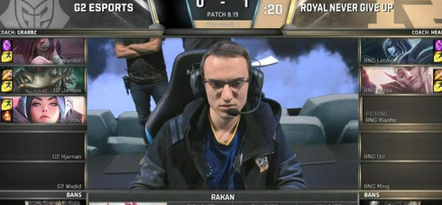 G2一级团抓Uzi引外媒体人质疑：G2怎么知道Uzi在那个草丛？|推特|媒体人|训练赛_新浪新闻