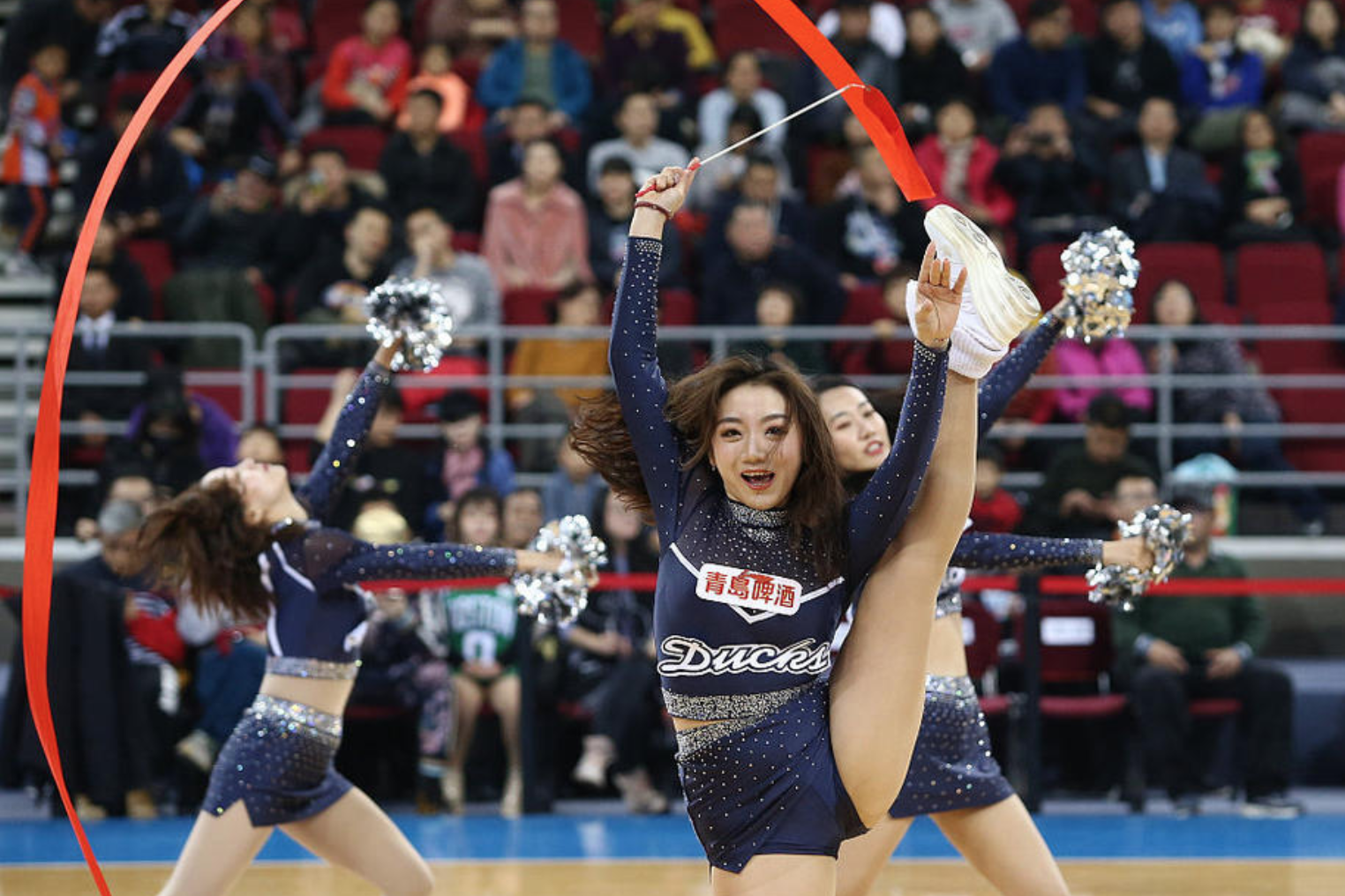 CBA拉拉队宝贝图集：一字马劈腿燃爆全场，小热裤来助阵！|CBA|一字马|拉拉队_新浪新闻