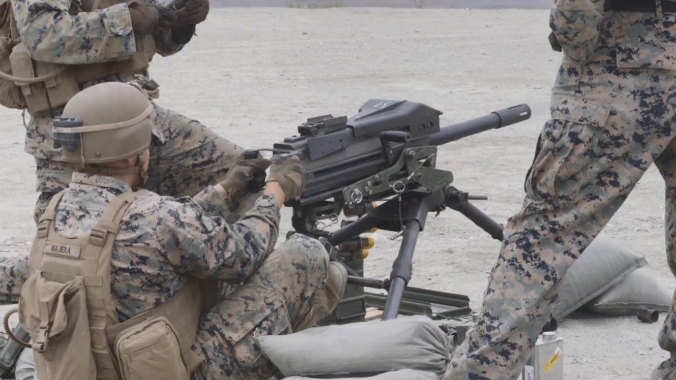 美军Mk19榴弹发射器实弹射击，榴弹不小但后坐力却不是很大！_新浪新闻