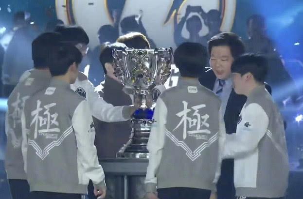 女玩家立flag：IG夺冠网吧真空打LOL 网友：插眼传送！