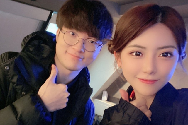 LOL全明星：Faker被粉丝和美女包围，招牌动作继续上演！|全明星|招牌|李哥_新浪新闻