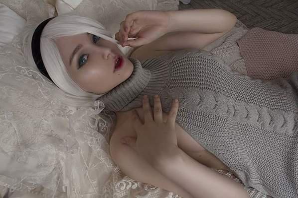 俄罗斯人气美女cos尼尔2B小姐姐，黑丝美腿网友大呼顶不住|小姐姐|黑丝|美腿_新浪新闻