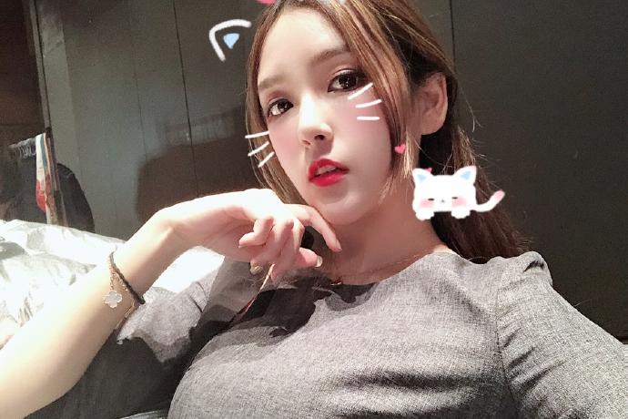 Rita晒照无意暴露好身材，余霜：大！LOL玩家：好大！|余霜|玩家|赛区_新浪新闻