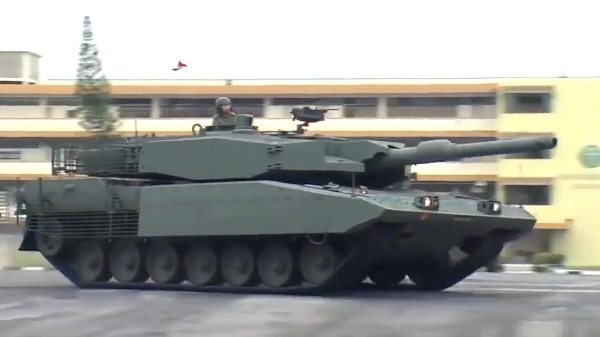 豹2SG主战坦克大玩漂移，颜值高且机动性好！_新浪新闻