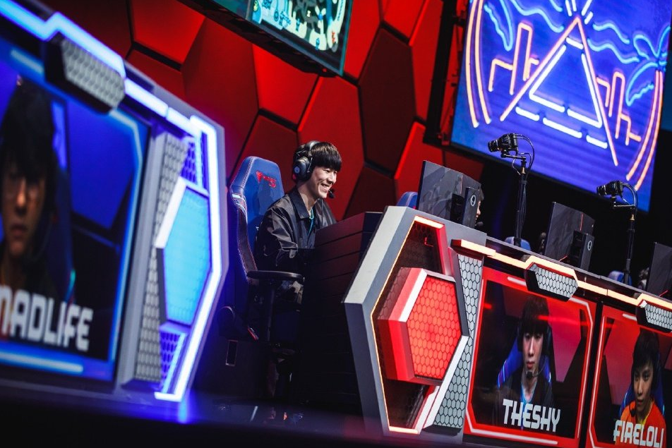 就在刚刚！Theshy与Ray携手征战大乱斗，数据面板让铁粉乐了|面板|铁粉|征战_新浪新闻