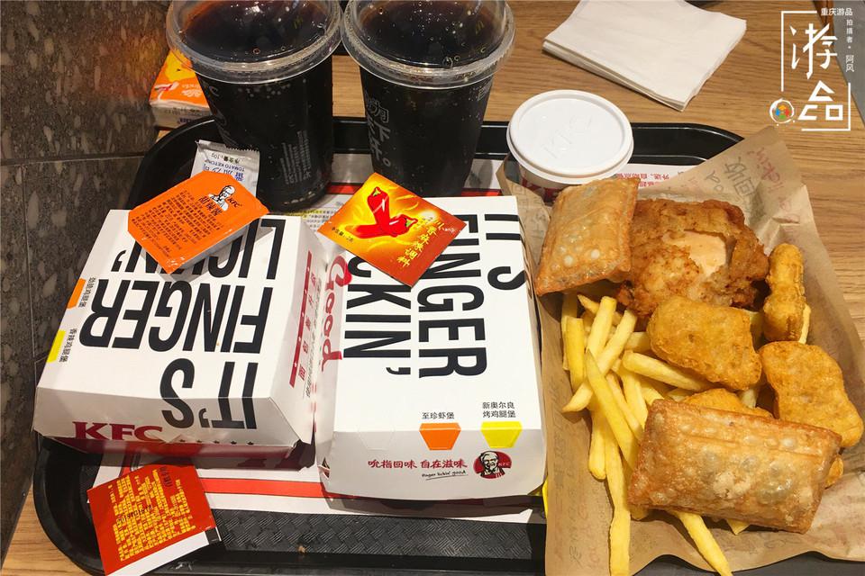 KFC新年限定半价桶，56元超值双人餐，内容丰富比想象的划算|小龙虾|半价|汉堡_新浪新闻