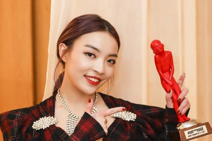 VAVA西装+破洞裤真大胆！穿衣自信到爆炸，难怪敢拒绝金曲奖|爆炸|金曲奖|西服_新浪新闻