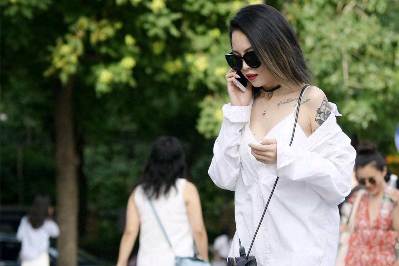 街拍美女:另类装扮,别出心裁,墨镜纹身,吸人眼球,彰显个性纹身墨镜另类新浪新闻