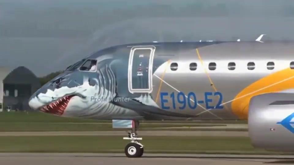 机场里最靓的仔！巴航E190-E2鲨鱼涂装，简直帅到要起飞！_新浪新闻