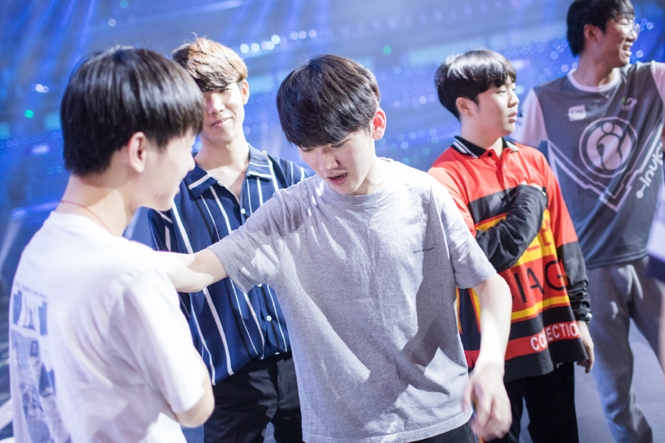 迎战IG新ADC，LGD打野小花生凭射手赢下比赛，观众呼唤阿水回归|德杯|最强王者|阿水_新浪新闻