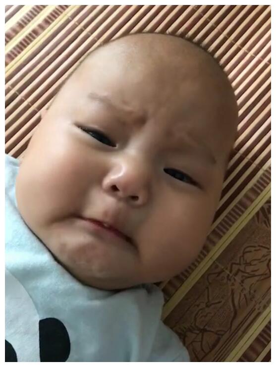 五个月宝宝被妈妈骂了,这气性也太大了,娃:给你个背影自行体会 宝宝 情感 表情 新浪新闻