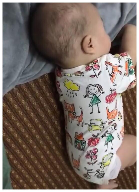五个月宝宝被妈妈骂了,这气性也太大了,娃:给你个背影自行体会 宝宝 情感 表情 新浪新闻