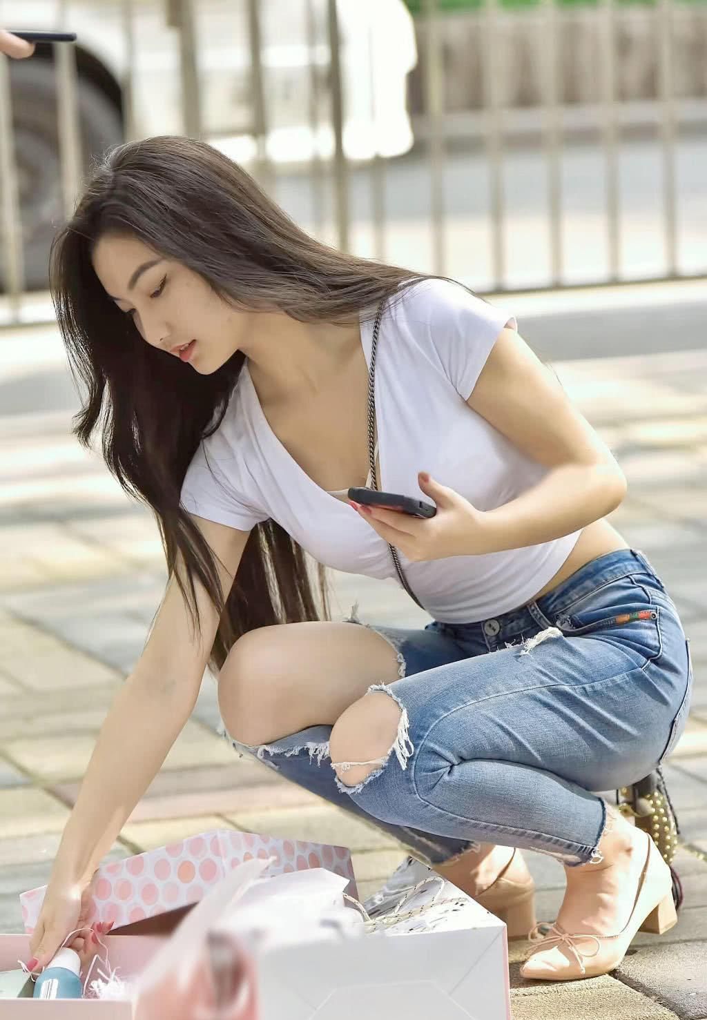 街拍:两位极品少妇身姿优雅,紧身裤包裹出极品美臀,很是吸睛! 极品 紧身裤 美臀 新浪新闻