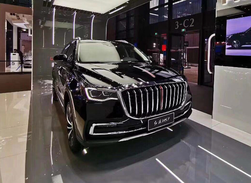 偶遇红旗HS7，外观大气十足，网友：抗击Q7、X5的任务交给你了