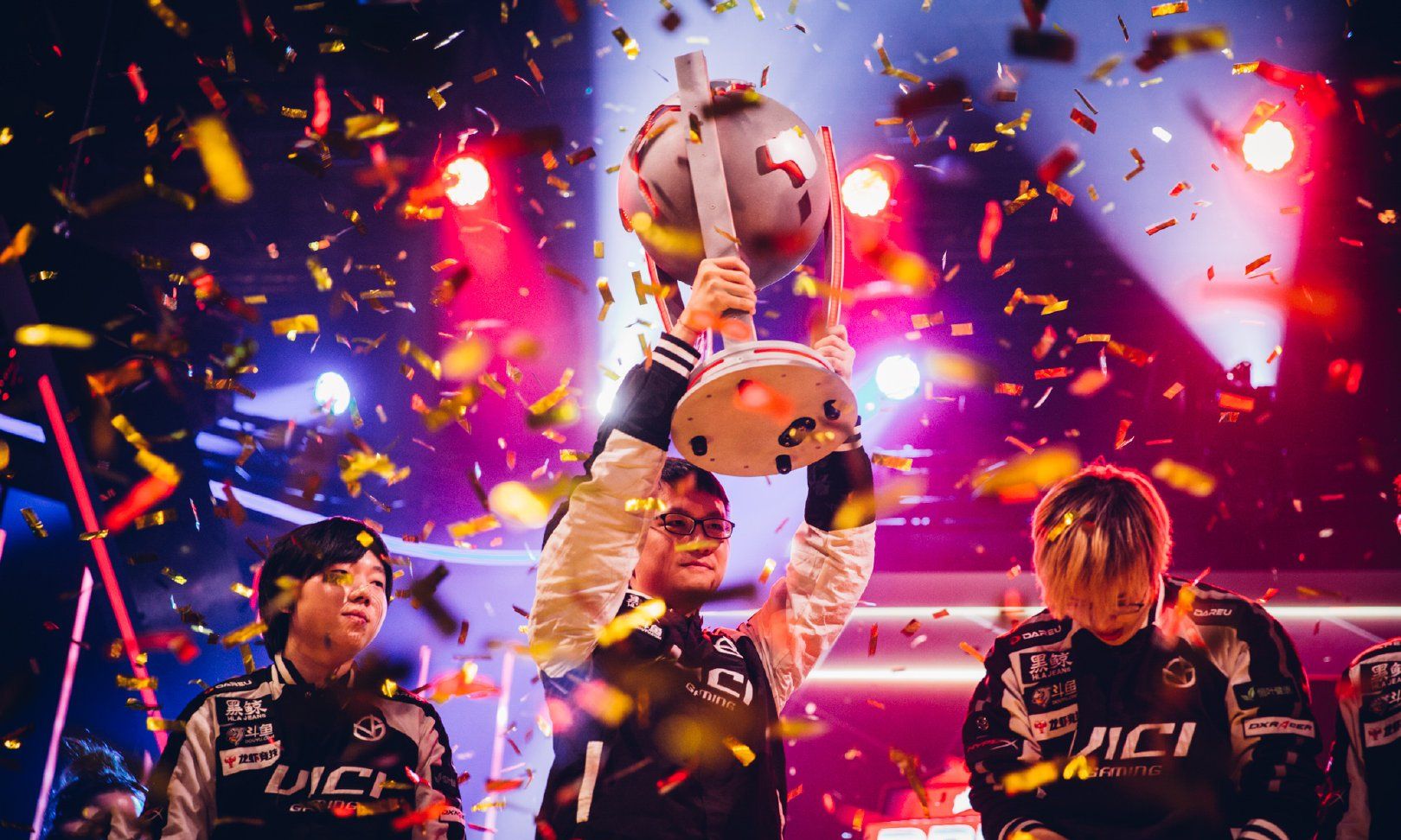 DOTA2：VG夺冠颁奖现场，皮鞋Yang举起奖杯差点跌倒|奖杯|夺冠|系列赛_新浪新闻