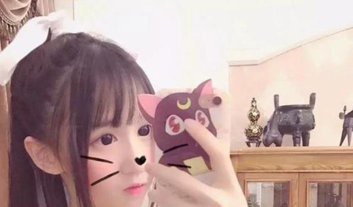 抖音网红“蔡萝莉”做直播,靠小动作吸人眼球,为留粉丝使手段