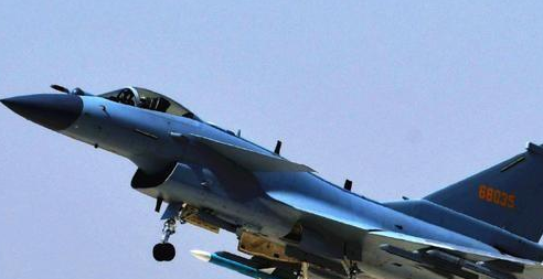 歼-20吞下首败！模拟F-22和歼-10C近距缠斗遭击退