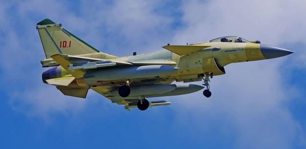 歼-20吞下首败！模拟F-22和歼-10C近距缠斗遭击退