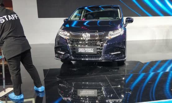 不给别克GL8留活路，油耗5.7L，国六标准，后排放倒睡三人-新浪汽车