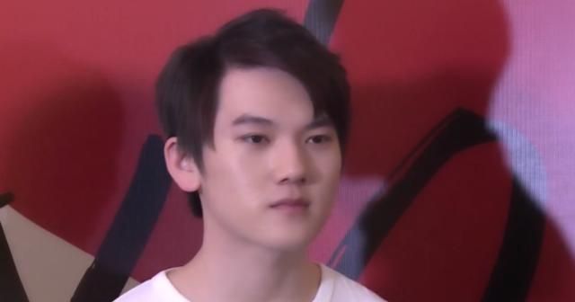 英雄联盟：IG选手Jackeylove直播换发型，中途说出IG秘密，！|阿水|发型|选手_新浪新闻