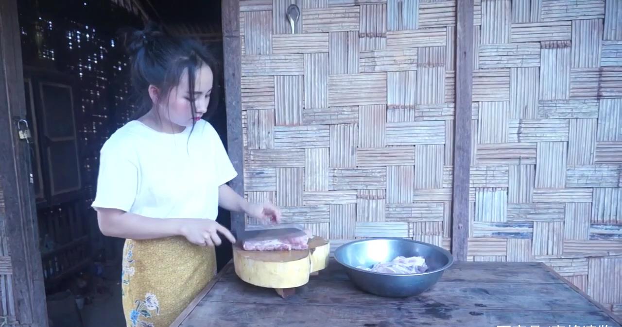 中国人去老挝旅游,看到了农村女人的真实生活,特别能干活!