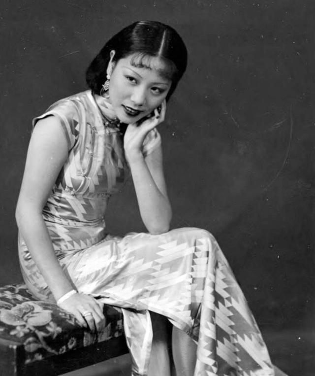 老照片：1912-1949年，穿旗袍的民国女子，落落大方美艳动人|民国|女子|旗袍_新浪新闻