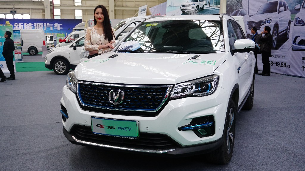 动力澎湃的长安CS75 PHEV-新浪汽车