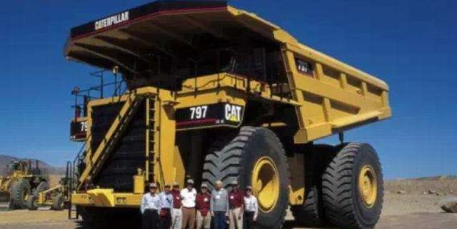 世界上最大的卡车：卡特彼勒797F